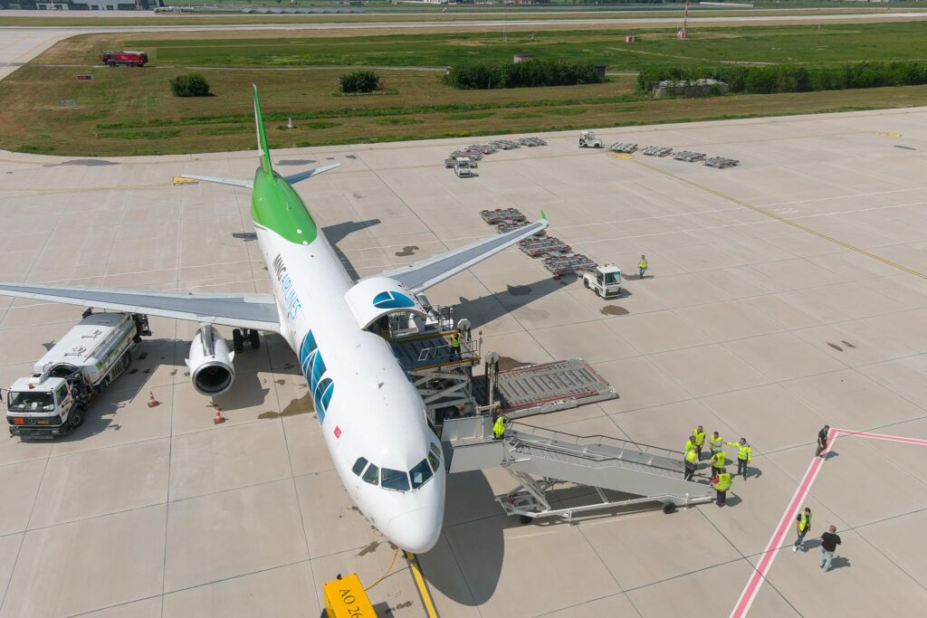 Premieră! Primul zbor cargo, pe la Aeroportul Oradea - Observatorul ...