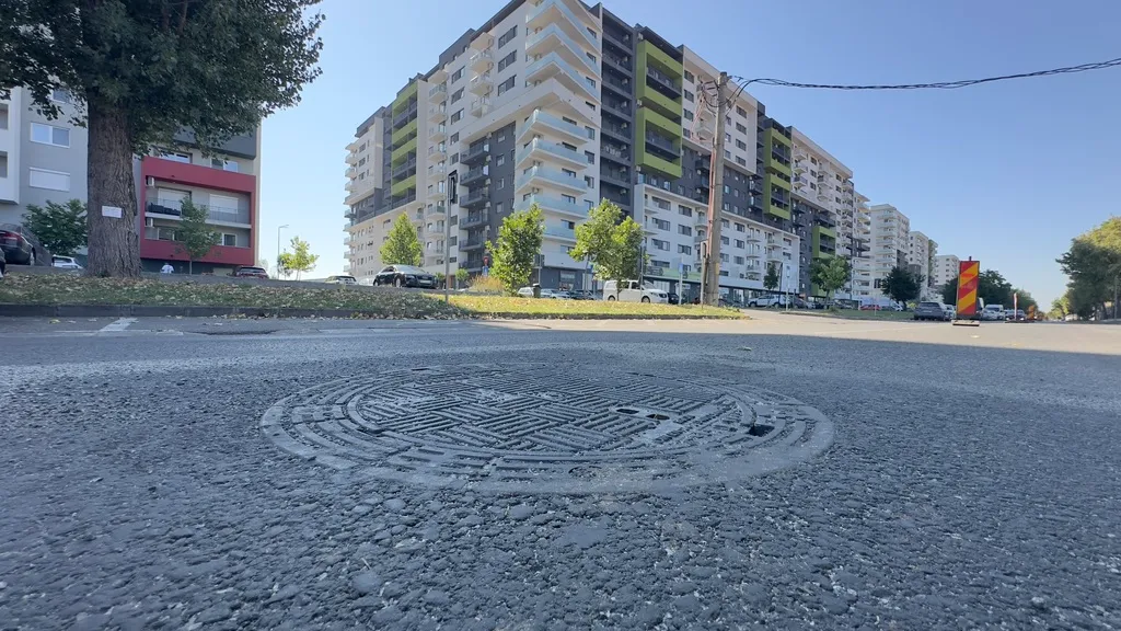 Capace de canalizare autonivelante, montate pe strada Oneștilor ...